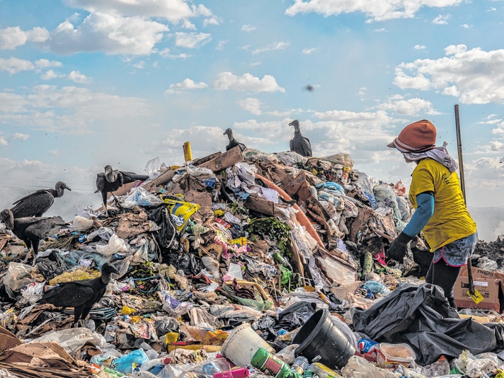 Fotógrafo italiano volta à cidade após seis anos de registro do lixão ...